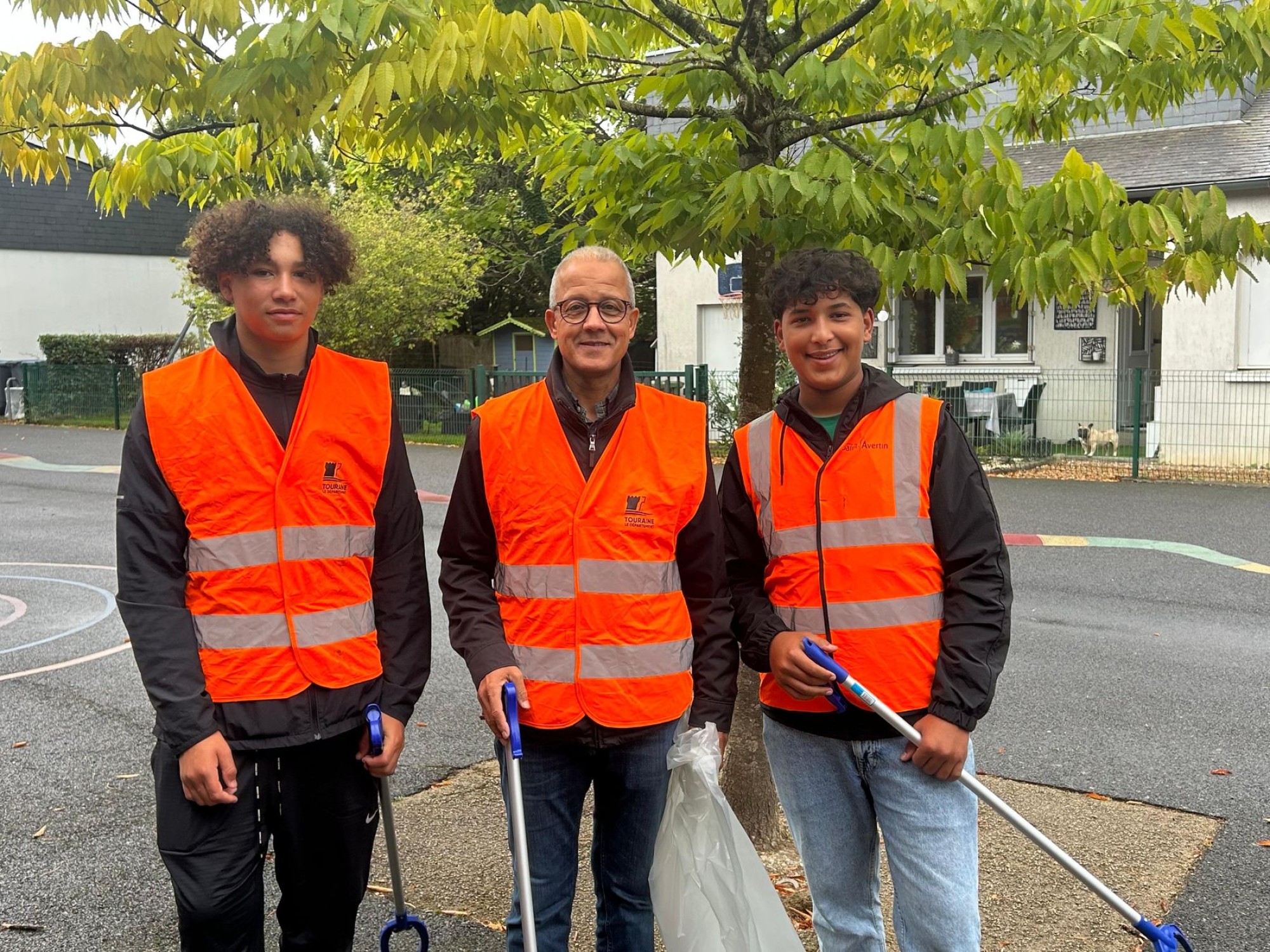 Opération "Saint-Avertin, ville propre" du CMJ